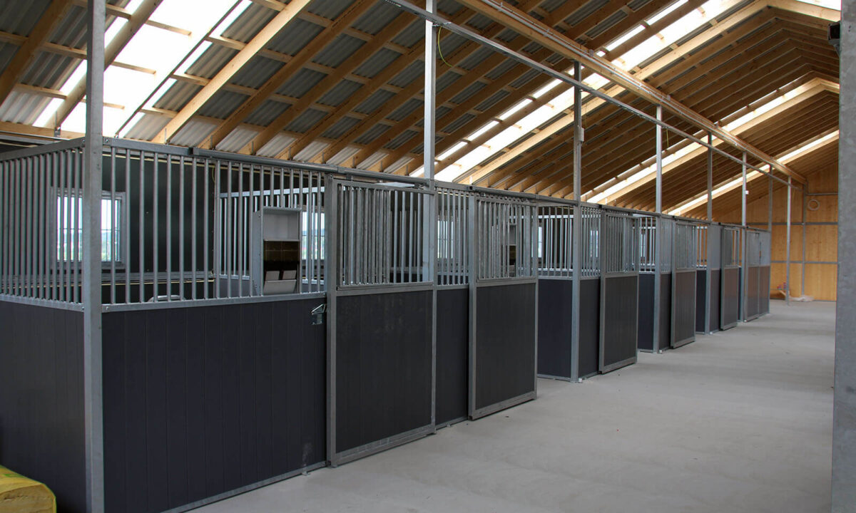 Ljus och trivsam stallinredning | Tyst, trygg och hållbar - Uteboxen.se